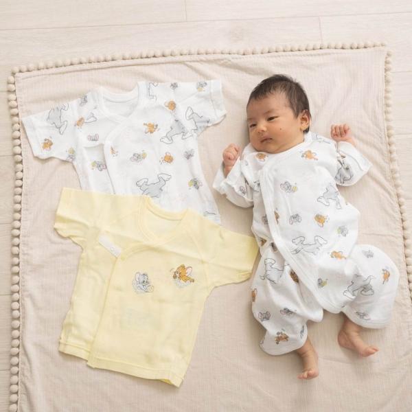 【トイザらス・ベビーザらス限定】トムとジェリーの新生児肌着セットです。短肌着2枚、コンビ肌着1枚の計3点！トムとジェリーのアートがとってもキュート♪縫い目が外側になっているので、赤ちゃんの肌にあたらない優しい仕様です。
