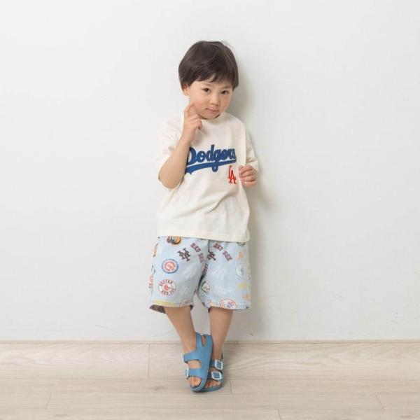 ,#00003761,#000444,#00003807 人気のMLBチームロゴを散りばめた、爽やかな総柄デザインのハーフパンツ。ライトブルーのカラーにカラフルなロゴが映える、夏にぴったりのデザインです。