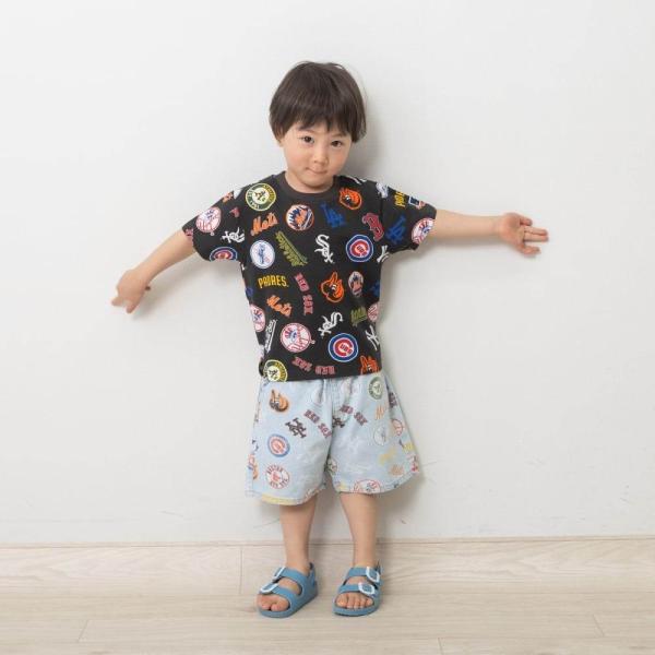 ,#00003761,#000444, 人気のMLBチームロゴを散りばめた、爽やかな総柄デザインのハーフパンツ。ライトブルーのカラーにカラフルなロゴが映える、夏にぴったりのデザインです。