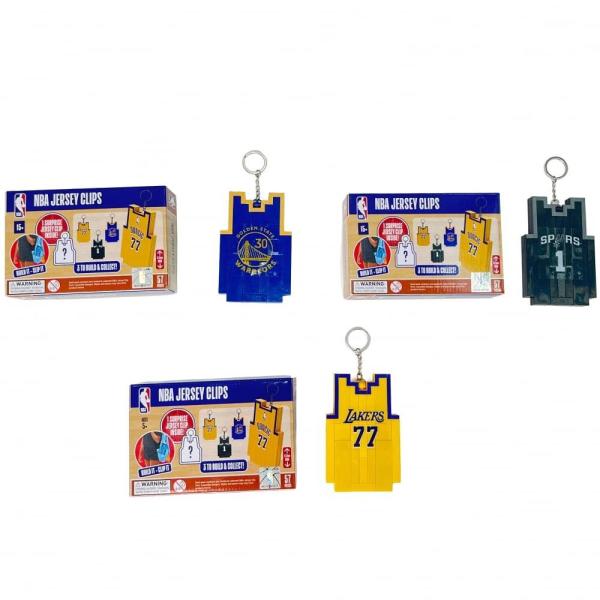 【NBA 12CM JERSEY: KEYCHAIN】組み立ててコレクション・ディスプレイできる、サプライズ仕様のNBAユニホームブロックが１つ入っています。精巧なデザインと分かりやすい説明書で、ミニサイズのキーチェーン付きNBAユニホーム...
