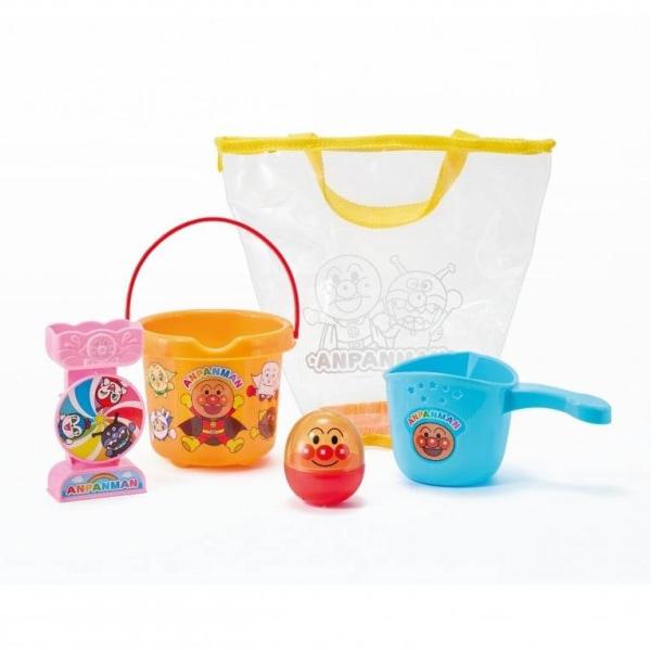● お風呂でお湯をかけたり、ためたりして遊べるアイテムが詰まったセットです！ ● アンパンマンシャワーに水を貯めて持ち上げるとシャワーのように水が流れます。 ● バケツは全面にアンパンマンとなかまたちが楽しくデザインされています。