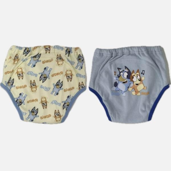 大人気アニメ「ブルーイ」の男の子のトレーニングパンツ 2枚組です。ブルーイとビンゴロ、キャラクターロゴの入った総柄とブルーイとビンゴのバックプリント2つのデザインが入っています。