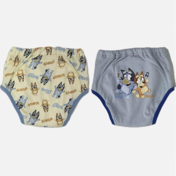 大人気アニメ「ブルーイ」の男の子のトレーニングパンツ 2枚組です。ブルーイとビンゴロ、キャラクターロゴの入った総柄とブルーイとビンゴのバックプリント2つのデザインが入っています。
