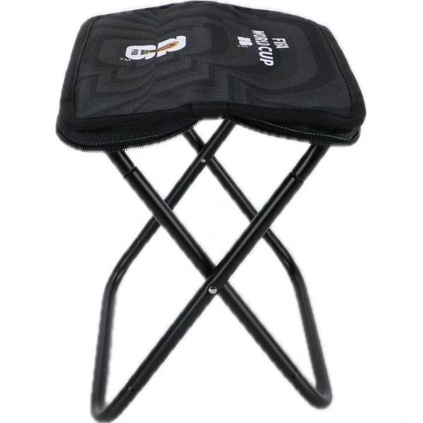 ,#00004009,#00004033,#00004047 FIFA WORLD CUP 26公式ライセンス商品。大会ロゴをシックにデザインしたスタイリッシュな折りたたみチェアです。