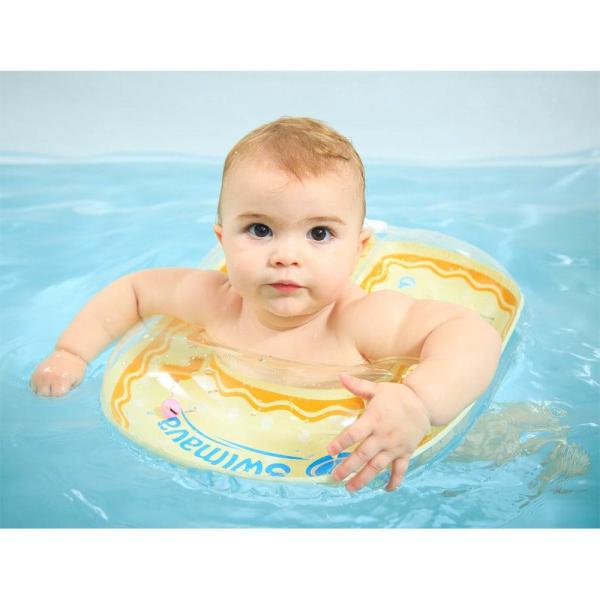 , 寝返りやおすわりができるようになったり、ハイハイをしたり、歩くようになったり。赤ちゃんが目覚ましく成長する時期です。水に浮かんで遊ぶことでバランス感覚を養い、浮力に支えられながら運動ができます。