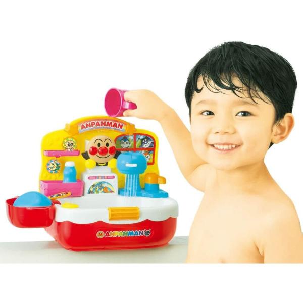 バスタブのフチに置いて、おふろでままごと遊びができるシンク型電動バストイ。タンクから水をくみ上げシャワーが出ます。シャワーユニットのスイッチを切り換えると噴水になってボールが浮き上がります。コップ、お皿、おたまの他、お片付けもできる食器かご...