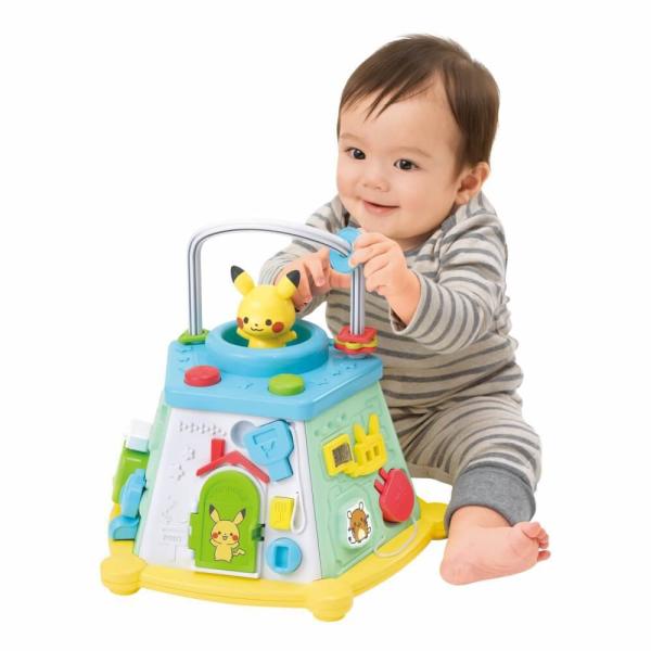,, モンポケのピカチュウたちと一緒に遊べる、てあそびいっぱいボックス！各面にはテーマがあり、「げんかん」、「手あらい」、「とけい・でんわ」、「でんき」、「おかたづけ」となっています。遊びのしかけが29種類、学びが40種類と豊富に盛り込まれ...