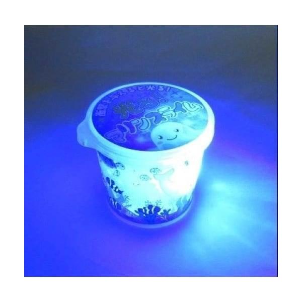 衝撃を与えるとピカピカ光るラメ入りのスライムです。海のどうぶつたちと気持ちのいいスライムの手触りに癒されること間違いなしです。