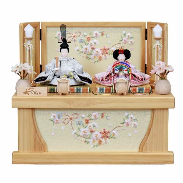 ,#00003726 ★おすすめポイント★かわいらしい桜の刺繍があしらわれた木目の台にお人形やお道具など一式を収納できます。コンパクトな中に、愛らしさが詰まっています。