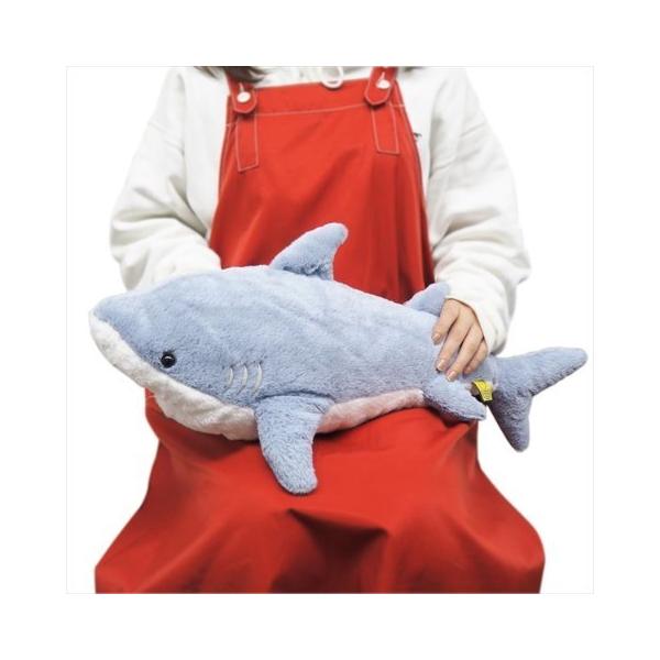 【発売日：2020年05月13日】つぶらな瞳とふわふわ生地の怖カワアニマル「ひざしゃーく」が新登場!!大きな口はポケット状になっており、楽しく遊べます。(危険ではありません)サメをひざに乗せることはなかなかできませんね!!商品サイズ：約H2...