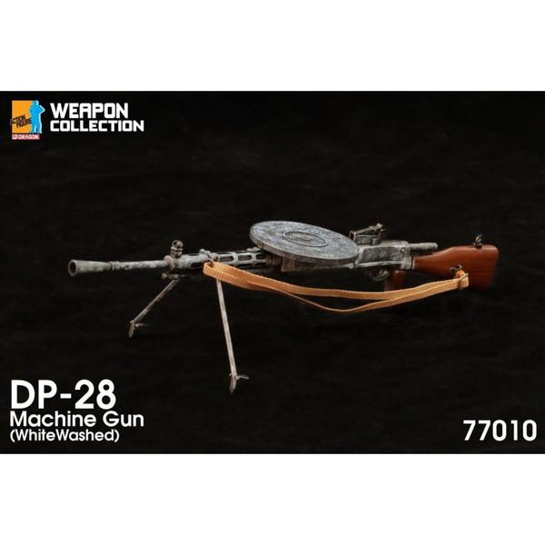 1/6スケールでDP-28軽機関銃を再現。塗装組み立て済みで、パッケージから出してそのままアクションフィギュアにあわせることができます。このモデルはホワイトウォッシュが施され、金属の質感もやリアリティ溢れる仕上がりが楽しめます。全長は20....