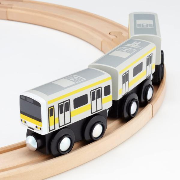 千葉から三鷹まで。東京を横断する総武線各駅停車がmoku TRAINに登場です。山手線で使用されていたE231系を全車総武線にカラーリング・仕様変更。フクロウみたいな顔が特徴的です。中央線や成田エクスプレスと並べてお楽しみください。■対象年...