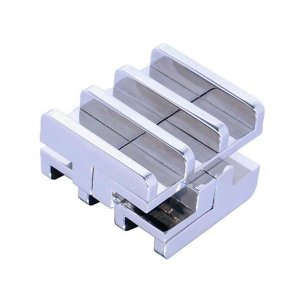 同じ形状の4つのピースが緩く組み合っている。すべてのピースがグラグラしていて簡単にバラバラになりそうだが実際にはどのように外れるのか見当がつかない。アメリカのパズル作家Bram Cohenのデザイン。2010年「世界パズルデザインコンペティ...