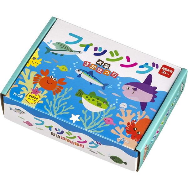 木製魚つりゲーム！お魚何匹釣れるかな〜？魚に釣り糸の磁石をくっつけて釣る、懐かしいアナログのおもちゃです。キュートなパッケージデザインの中には、13種類のお魚が！あそびかたガイドに、さかなに詳しくなる 【さかな図鑑】を掲載！！家族だんらんの...