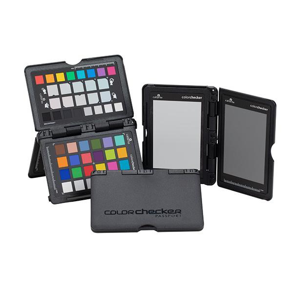 ColorChecker Passport Photo 2 （カラーチェッカー パスポートフォト ２）は従来のColorChecker Passportに新たに追加した18%グレーバランスターゲットを含む4つの撮影用ターゲットがポケットサイ...