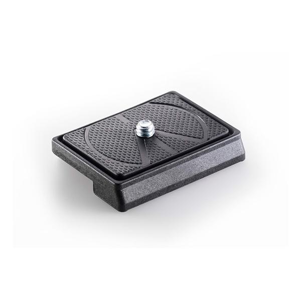 輸入元在庫有   （在庫状況はあくまでも目安です ）マンフロット雲台で使われている200PLの軽量版プレートです。 テクノポリマー製1/4''ネジタイプのプレートで、最大耐荷重4kgまで対応。手で簡単に締め付けられるマンフロットのロゴ付きネ...