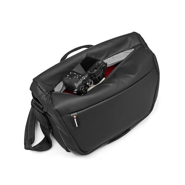 輸入元在庫有   （在庫状況はあくまでも目安です ）収納力があり、アクセスもしやすいメッセンジャーバッグ。一眼レフカメラやミラーレスカメラ、その他様々な機材の収納が可能。70-200mmレンズ付一眼レフカメラと交換レンズ数本を収納可能。上部...