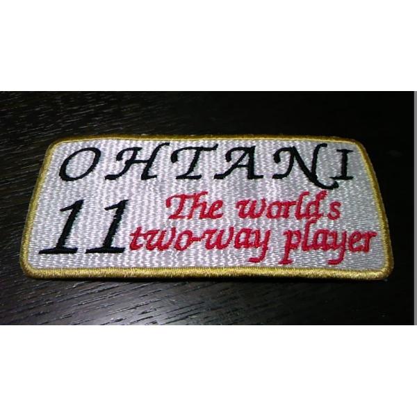 ベース地カラー：白刺繍糸カラー：黒、赤、ゴールドイエローサイズ ：約9.8cm×4.8cm数量 ：1枚単位【ワッペン】アイロンワッペンアイロンワッペン超厚手（標準の2倍）【ワッペンシール】スマホ・携帯・PC・エナメルバッグ等、様々な素材に貼...