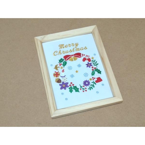 ベース地カラー：白 刺繍糸カラー ：赤、緑、白、紫、茶色、ゴールドイエロー、黄金、ラメ入り水色フレームサイズ：約20cm×15cm×1cm刺繍全体サイズ：約15cm×11cm 数量 ：1個単位ウッドフレームは木材のため、1点1点木目の出方が...