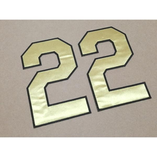 縁取り刺繍ワッペン2桁番号番号及びベース地カラーとフチの刺繍カラーを選択ください。【サンプル画像内容】ベース地カラー：スポーツメタリック黄金縁取り刺繍糸カラー：黒書体：虎書体番号仕様：ベース地縁取り刺繍ワッペンメタリックver背番号サイズ：...