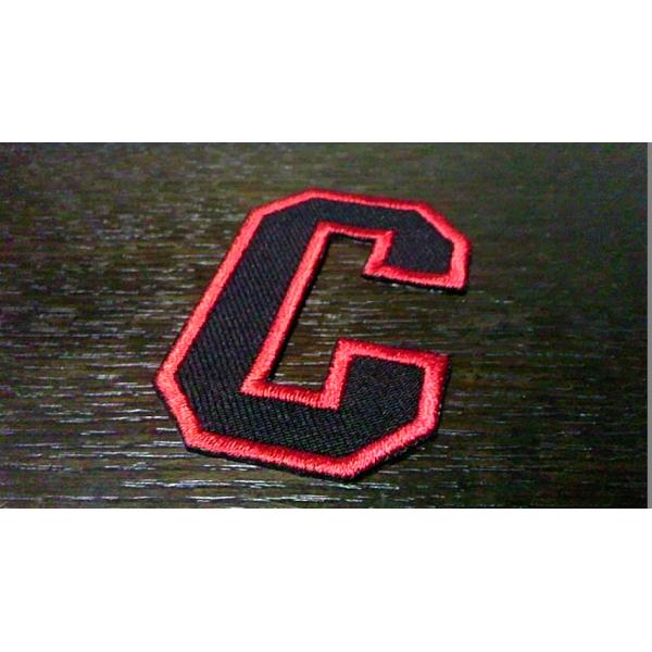 ご希望の色及び裏面加工で製造対応いたします。【サンプル画像内容】 ベース地カラー：黒刺繍糸カラー　：白サイズ：約5.3cm×幅3.6cmベース生地の周囲を刺繍糸で一重に縁取る加工での対応となります。 【選択内容】 ・ベース地カラー1色・縁取...