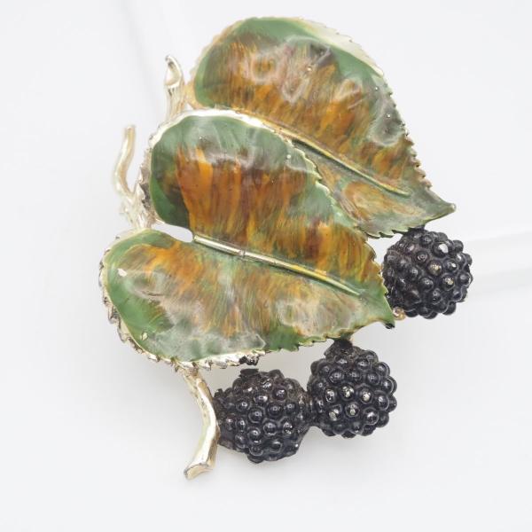 ご覧いただきありがとうございます。商品説明を最後までよくご確認頂き、ご検討ください。★商品サイズ(約)縦:50mm横:61.5mm厚み:12mm総重量:27.4g多少の擦れ、小傷、若干のピンの曲がりが見られますが、比較的に状態は良いです。そ...