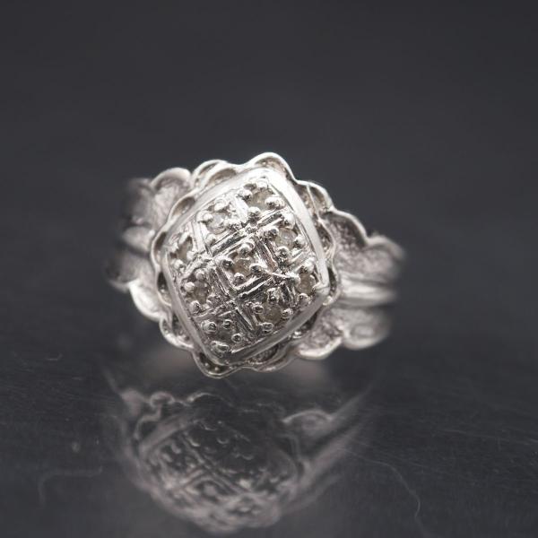 ご覧いただきありがとうございます。商品説明を最後までよくご確認頂き、ご検討ください。★商品サイズ(約)内径:17mm幅:14.9mm総重量:4.7g磁気反応:無多少の擦れ、小傷、若干の歪みが見られますが、比較的に状態は良いです。リングの号数...