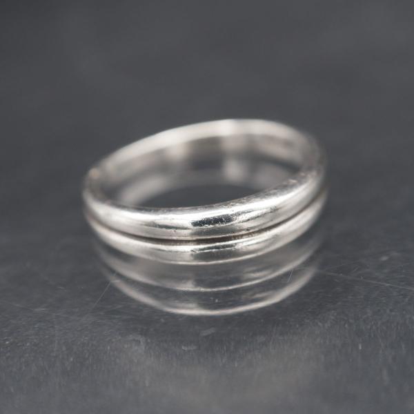 ご覧いただきありがとうございます。商品説明を最後までよくご確認頂き、ご検討ください。★商品サイズ(約)内径:15.5mm幅:4.1mm総重量:2.3g磁気反応:無多少の擦れ、小傷、若干の歪みが見られますが、比較的に状態は良いです。リングの号...