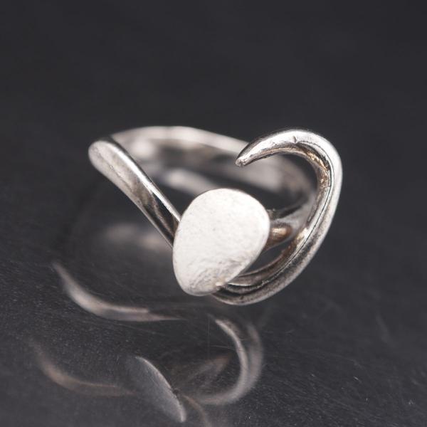 ご覧いただきありがとうございます。商品説明を最後までよくご確認頂き、ご検討ください。★商品サイズ(約)内径:15.5mm幅:14.1mm総重量:3.4g磁気反応:無若干のサイズ調整が可能です。多少の擦れ、小傷、若干の歪みが見られますが、比較...