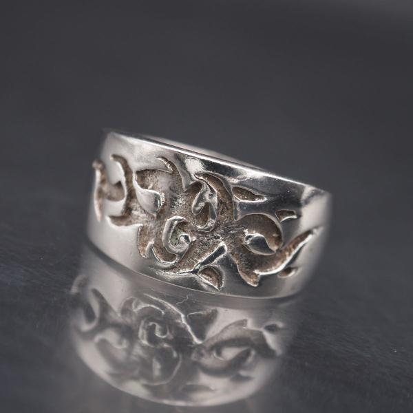 ご覧いただきありがとうございます。商品説明を最後までよくご確認頂き、ご検討ください。★商品サイズ(約)内径:17mm幅:10.4mm総重量:6.1g磁気反応:無多少の擦れ、小傷、若干の歪みが見られますが、比較的に状態は良いです。リングの号数...