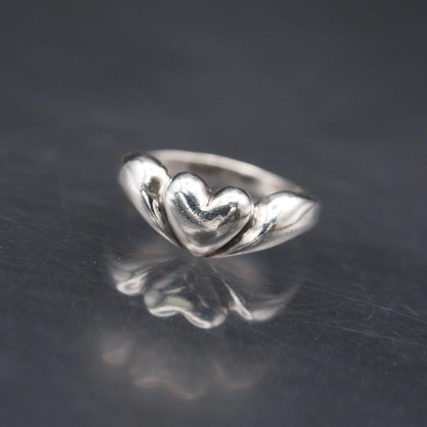 ご覧いただきありがとうございます。商品説明を最後までよくご確認頂き、ご検討ください。★商品サイズ(約)内径:14mm幅:6.2mm総重量:2.1g磁気反応:無多少の擦れ、小傷、若干の歪みが見られますが、比較的に状態は良いです。リングの号数は...