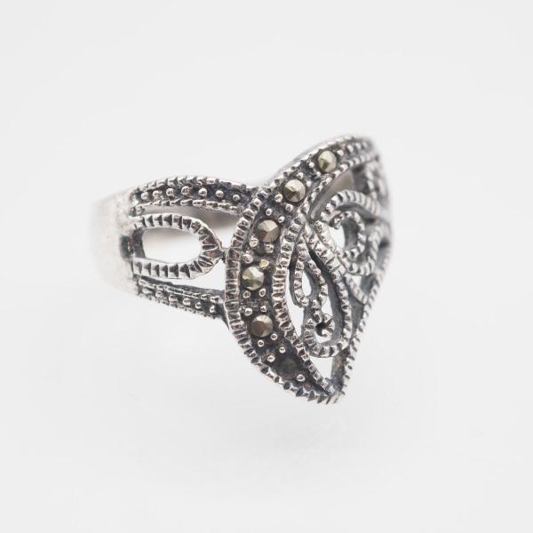 ご覧いただきありがとうございます。商品説明を最後までよくご確認頂き、ご検討ください。★商品サイズ(約)内径:17.9mm幅:16.7mm総重量:4.2g磁気反応:無多少の擦れ、小傷、若干の歪みが見られますが、比較的に状態は良いです。リングの...