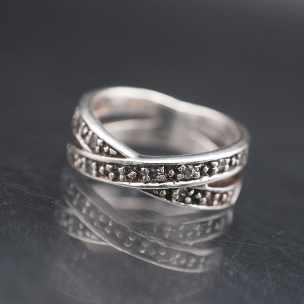 ご覧いただきありがとうございます。商品説明を最後までよくご確認頂き、ご検討ください。★商品サイズ(約)内径:14.2mm幅:6.6mm総重量:3.1g磁気反応:無多少の擦れ、小傷、若干の歪みが見られますが、比較的に状態は良いです。リングの号...