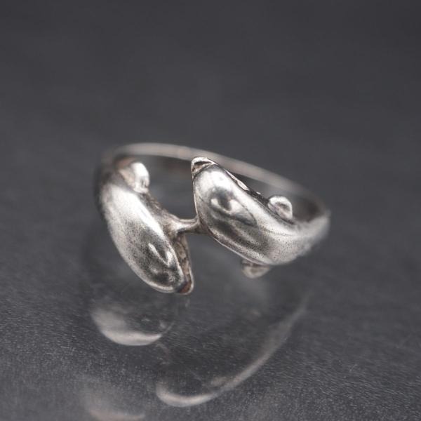 ご覧いただきありがとうございます。商品説明を最後までよくご確認頂き、ご検討ください。★商品サイズ(約)内径:16.8mm幅:10.8mm総重量:2g磁気反応:無多少の擦れ、小傷、若干の歪みが見られますが、比較的に状態は良いです。商品サイズは...