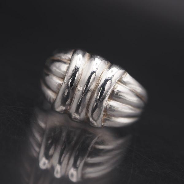 ご覧いただきありがとうございます。商品説明を最後までよくご確認頂き、ご検討ください。★商品サイズ(約)内径:16.2mm幅:11.6mm総重量:5.1g磁気反応:無多少の擦れ、小傷、若干の歪みが見られますが、比較的に状態は良いです。リングの...