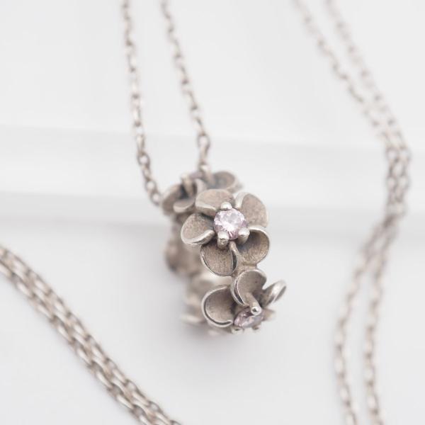 ご覧いただきありがとうございます。商品説明を最後までよくご確認頂き、ご検討ください。★商品サイズ(約)[ネックレス]全長:40cm総重量:2.9g[チャーム・バチカン含む]縦:12.3mm横:6.6mm厚み:12.9mm磁気反応:無チャーム...