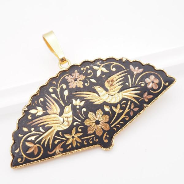 ご覧いただきありがとうございます。商品説明を最後までよくご確認頂き、ご検討ください。★商品サイズ(約・バチカン含む)縦:39mm横:53.1mm厚み:4mm総重量:9.3gバチカン径:10.1×3.1mmペンダントトップの出品です。チェーン...