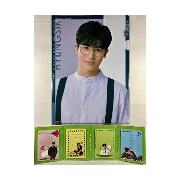 【グッズ内容】パク・ヒョンシク「A4サイズ クリアファイル」+「4つ折りメモパッド(4連メモ帳)」のセット【商品サイズ】A4クリアファイル「長辺31cm×短辺22cm」 / メモパッド「長辺9.6cm×短辺7cm(折畳み時)」【商品特徴】ク...