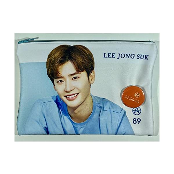【グッズ内容】イ・ジョンソク「缶バッジ付き ポーチ(ペンケース/コスメポーチ/小物入れ)」【商品サイズ】ポーチ「長辺20.5cm×短辺13.5cm」 / バッジ「直径3.3cm」【商品特徴】缶バッジのワンポイントが付いた、サラッとした良い肌...