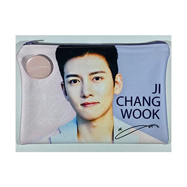 【グッズ内容】チ・チャンウク「缶バッジ付き ポーチ(ペンケース/コスメポーチ/小物入れ)」【商品サイズ】ポーチ「長辺20.5cm×短辺13.5cm」 / バッジ「直径3.3cm」【商品特徴】缶バッジのワンポイントが付いた、サラッとした良い肌...