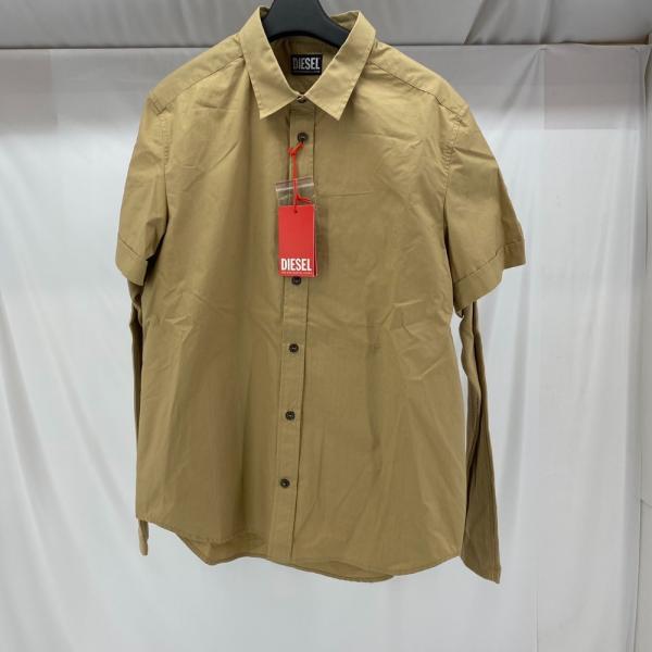 ブランド：DIESEL/ディーゼルタイプ：レイヤードデザインシャツ型番：A04013対象：メンズカラー1：ベージュモデル：S-MARLEY A生産国：イタリア素材1：コットン表記サイズ：S肩幅：約46cm着丈：約76cm身幅：約54cm袖丈...