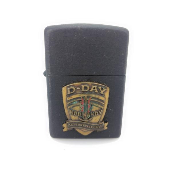 ブランド：ZIPPO/ジッポタイプ：オイルライター対象：メンズカラー1：ブラックモデル：D-DAY NORMANDY 50YEARS 1944-1994生産年：1993※使用感ありキズ汚れあります※箱なしです
