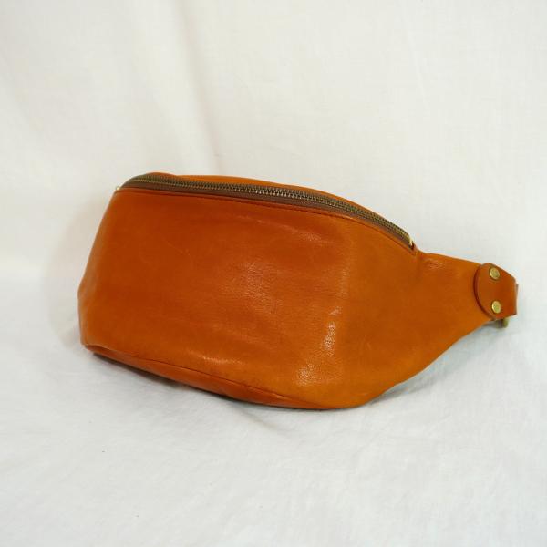 【商品名】SLOW Rubono Fanny Pack ボディバッグ　ショルダーバッグスロウ ファニーパック ルボーノ 栃木レザー K3-9【実寸サイズ】高さ:約14cmヨコ幅:約37cmマチ幅:約7cm※実寸サイズはおおよそであり、多少の...