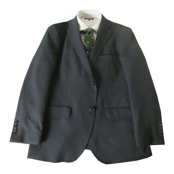 ★Dady Costaの春夏2つボタンメッシュ調のアンコンジャケットです。★シングル2ッボタン、センターベント。背抜き。7mmステッチ。肩パッド無しのアンコン仕立て。ボタンクロス留め。袖4個ボタン。★カラー＝ネイビー。★素材はポリエステル6...