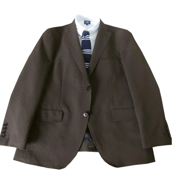 ★Dady Costaの春夏2つボタンメッシュ調のアンコンジャケットです。★シングル2ッボタン、センターベント。背抜き。7mmステッチ。肩パッド無しのアンコン仕立て。ボタンクロス留め。袖4個ボタン。★カラー＝ブラウン。★素材はポリエステル6...