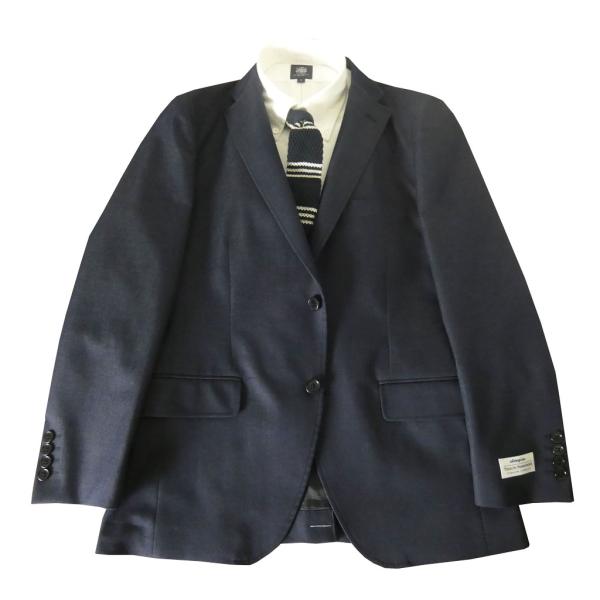 ★Dady Costaの春夏2つボタンデニム調ジャケットです。細すぎず太すぎずの標準的なデザインです。伸縮性があり、ストレスなくご着用いただけます。★イタリア製、オリンピアスの生地を使用しております。★シングル2ッボタン、センターベント。背...