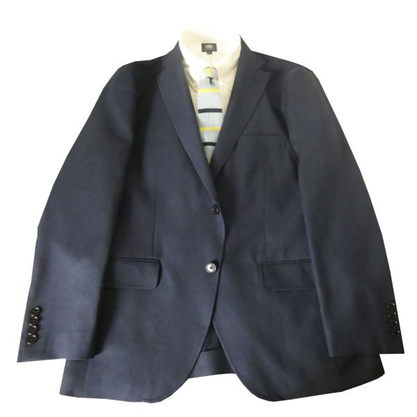 ★Dady Costaの春夏2つボタンデニム調ジャケットです。細すぎず太すぎずの標準的なデザインです。★シングル2ッボタン、センターベント。背抜き。肩パッド無しのアンコン仕立て。ボタンクロス留め。袖4個ボタン。★カラー＝ネイビー。★素材はレ...