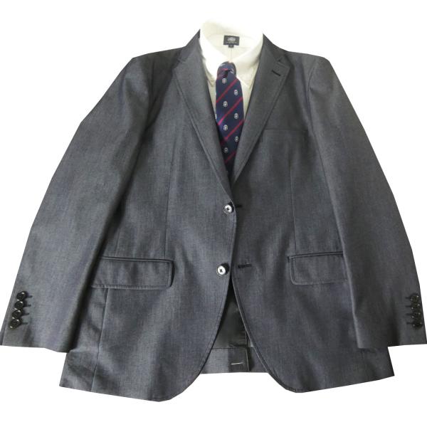 ★Dady Costaの春夏2つボタンデニム調ジャケットです。細すぎず太すぎずの標準的なデザインです。★シングル2ッボタン、センターベント。背抜き。肩パッド無しのアンコン仕立て。ボタンクロス留め。袖4個ボタン。★カラー＝グレーシュネイビー（...