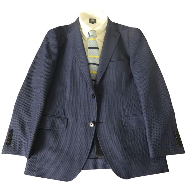 ★Dady Costaの春夏2つボタンハニカム織のニットジャケットです。細すぎず太すぎずの標準的なデザインです。★優れた伸縮性、軽くて通気性に優れており、夏場におすすめの一着です。★シングル2ッボタン、センターベント。背抜き。肩パッド無しの...
