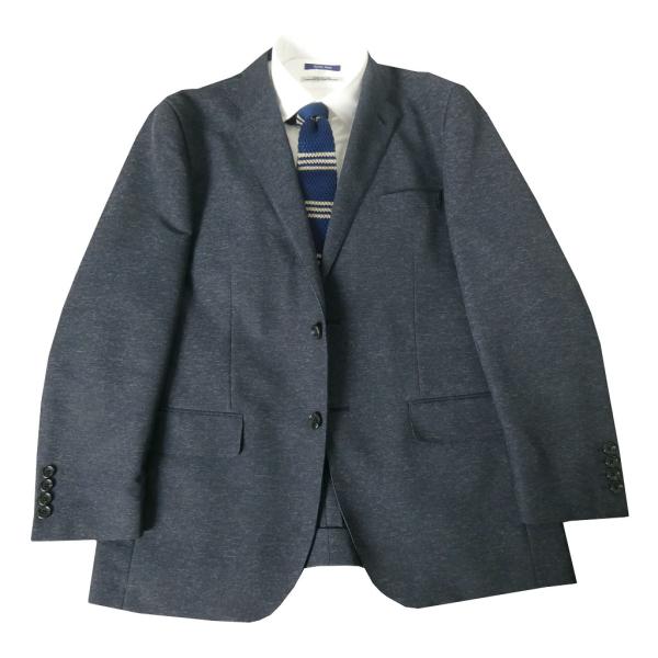 ★Dady Costaの春夏2つボタン ジャケットです。細すぎず太すぎずの標準的なデザインです。★シングル2ッボタン、サイドベンツ。背抜き。ボタンクロス留め。袖4個ボタン。伸縮性があります。★カラー＝ネイビー、掠れ調の柄です。★素材はポリエ...